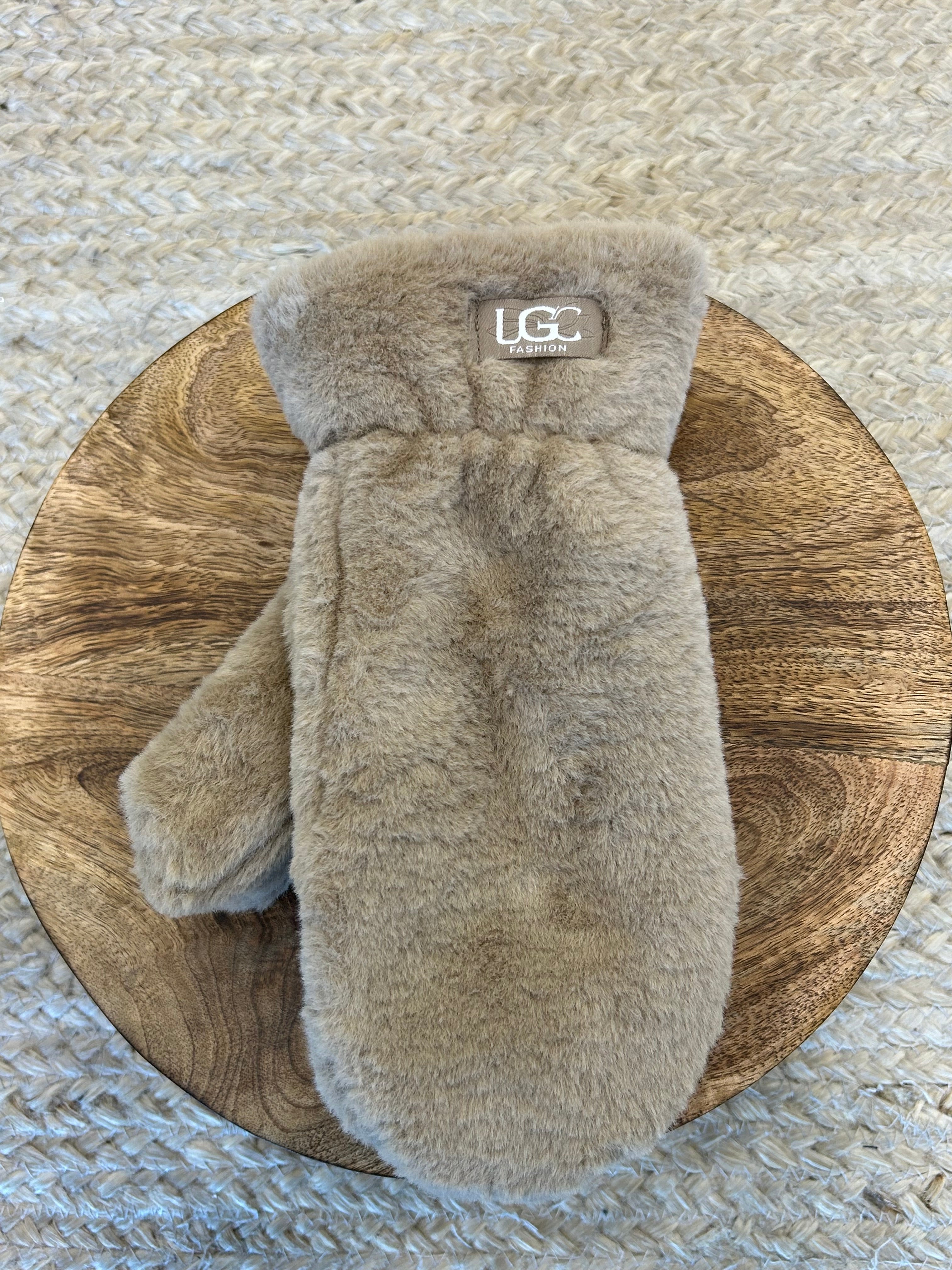 FUZZY MITTS – Oh Canada WPG